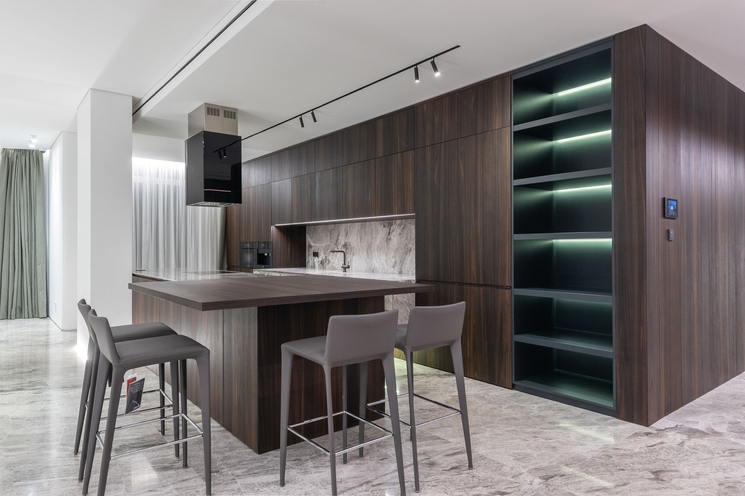 Estilo High-Tech: Transforme Seu Espaço com Design Moderno e Tecnologia